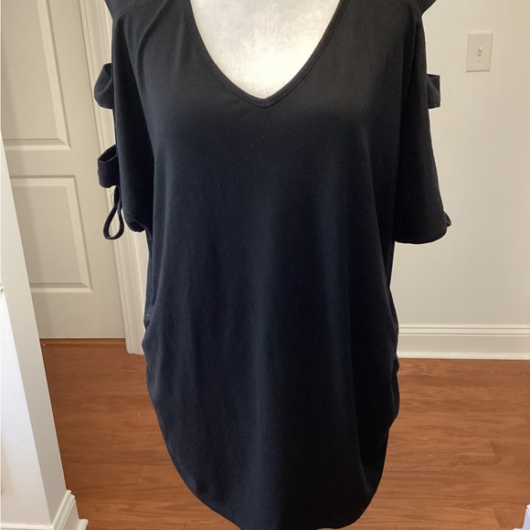 HIGH QUALITY | Tops | Black Vneck Top With Cold Shoulder Details | Poshmark